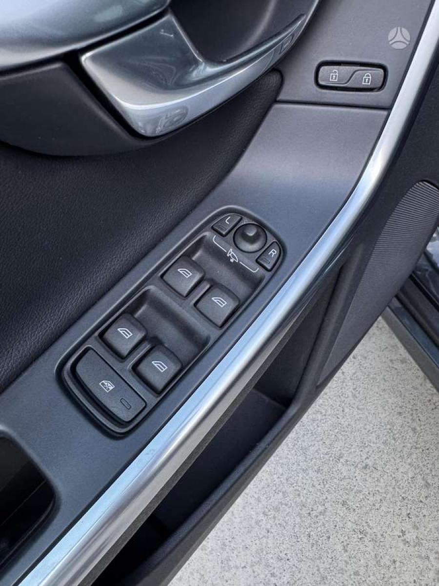 Pelēks Volvo XC60 2015 Alīta, ar dzinēja tilpumu 2.40 L un nobraukumu 167 tūkst. km par 13900 €, foto 21 vietnē AUTOMOTO.COM.LV