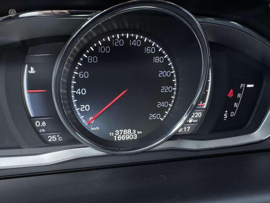 Pelēks Volvo XC60 2015 Alīta, ar dzinēja tilpumu 2.40 L un nobraukumu 167 tūkst. km par 13900 €, foto 33 vietnē AUTOMOTO.COM.LV