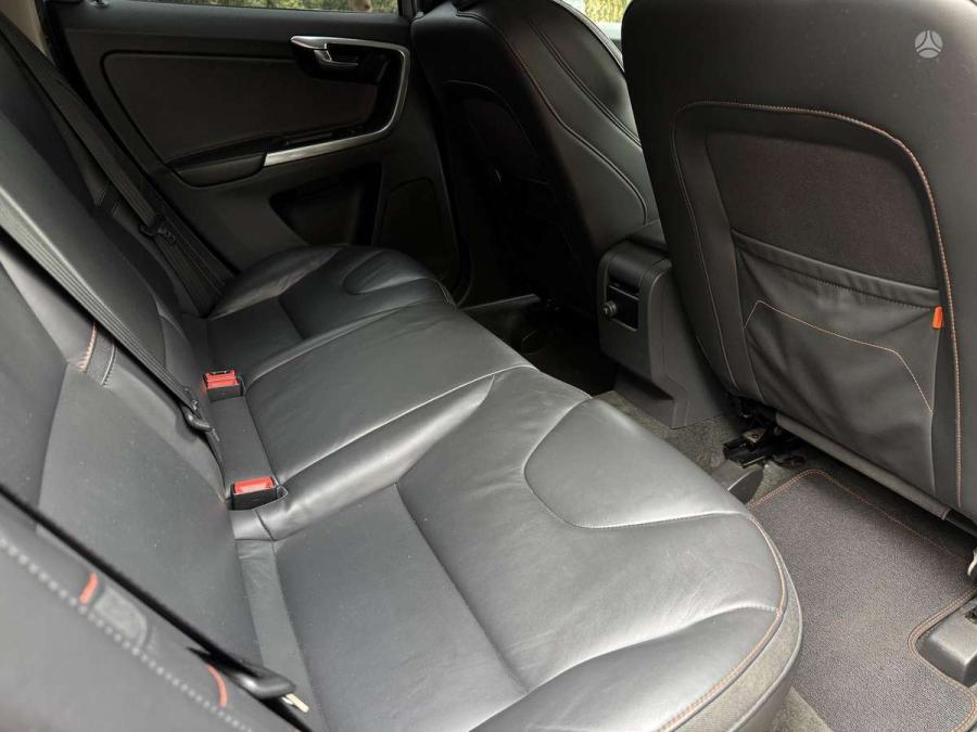 Pelēks Volvo XC60 2015 Viļņa, ar dzinēja tilpumu 2.40 L un nobraukumu 272 tūkst. km par 13500 €, foto 16 vietnē AUTOMOTO.COM.LV