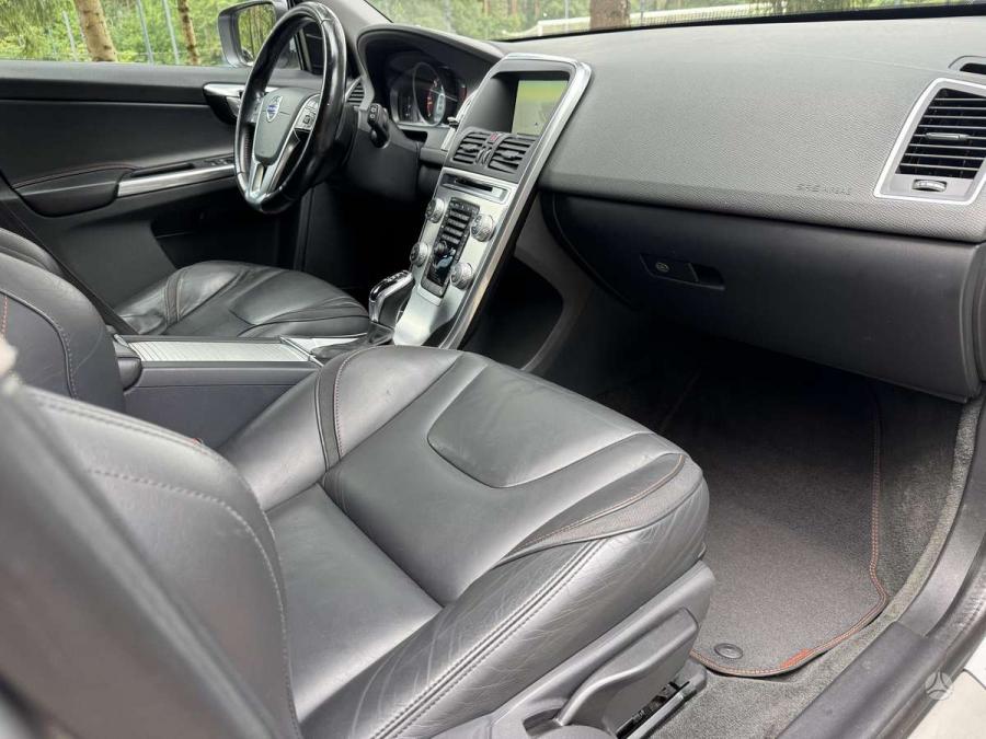 Pelēks Volvo XC60 2015 Viļņa, ar dzinēja tilpumu 2.40 L un nobraukumu 272 tūkst. km par 13500 €, foto 17 vietnē AUTOMOTO.COM.LV