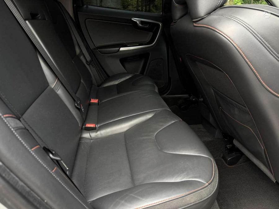 Pelēks Volvo XC60 2015 Viļņa, ar dzinēja tilpumu 2.40 L un nobraukumu 272 tūkst. km par 13500 €, foto 19 vietnē AUTOMOTO.COM.LV