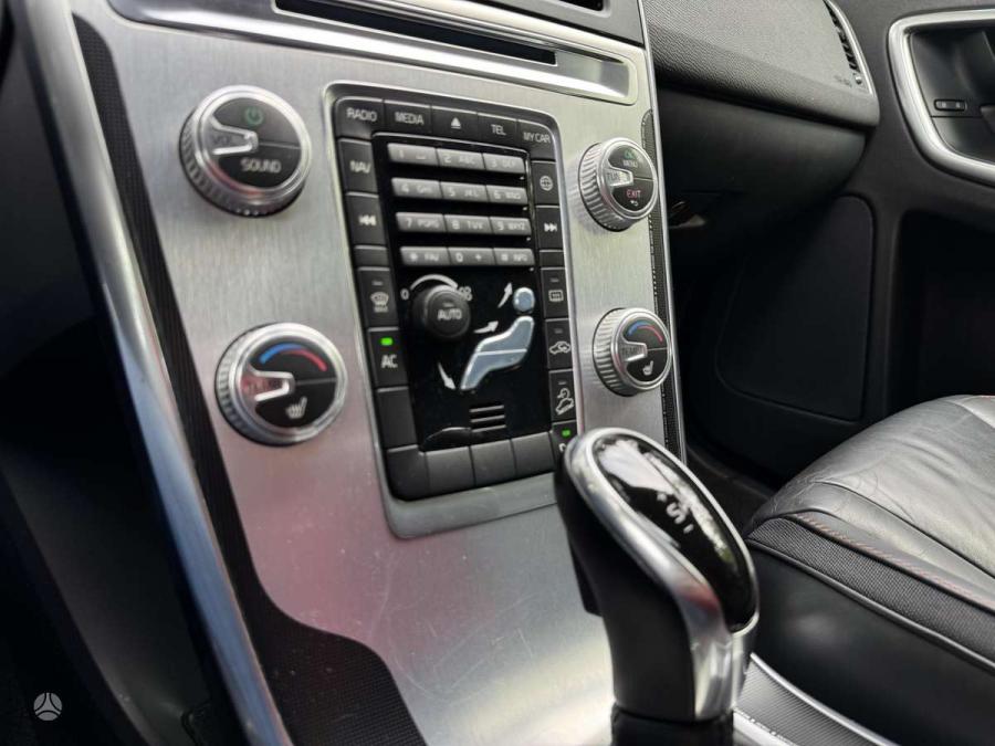 Pelēks Volvo XC60 2015 Viļņa, ar dzinēja tilpumu 2.40 L un nobraukumu 272 tūkst. km par 13500 €, foto 20 vietnē AUTOMOTO.COM.LV