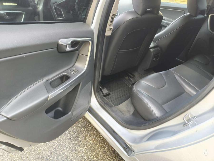 Pelēks Volvo XC60 2015 Viļņa, ar dzinēja tilpumu 2.50 L un nobraukumu 153 tūkst. km par 12950 €, foto 11 vietnē AUTOMOTO.COM.LV