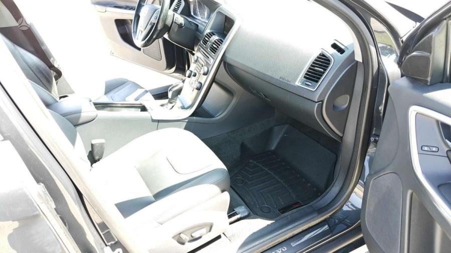 Grey Volvo XC60 2015 in Vilnius, with an engine capacity of 1.97 L and mileage of 155 thousand km for 11600 €, photo 15 on AUTOMOTO.COM.LV