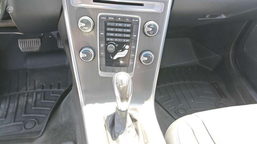 Grey Volvo XC60 2015 in Vilnius, with an engine capacity of 1.97 L and mileage of 155 thousand km for 11600 €, photo 21 on AUTOMOTO.COM.LV