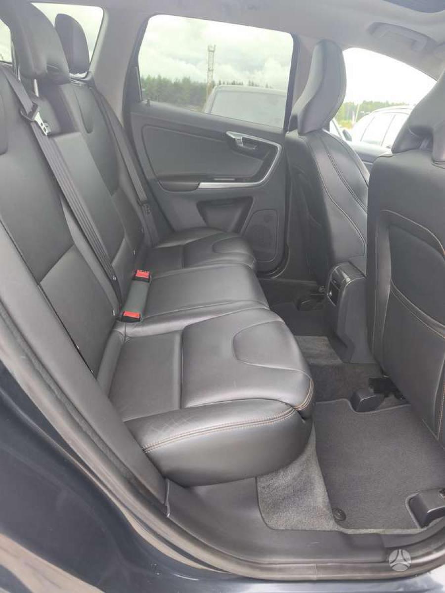 Grey Volvo XC60 2015 in Vilnius, with an engine capacity of 2.40 L and mileage of 224 thousand km for 14750 €, photo 12 on AUTOMOTO.COM.LV
