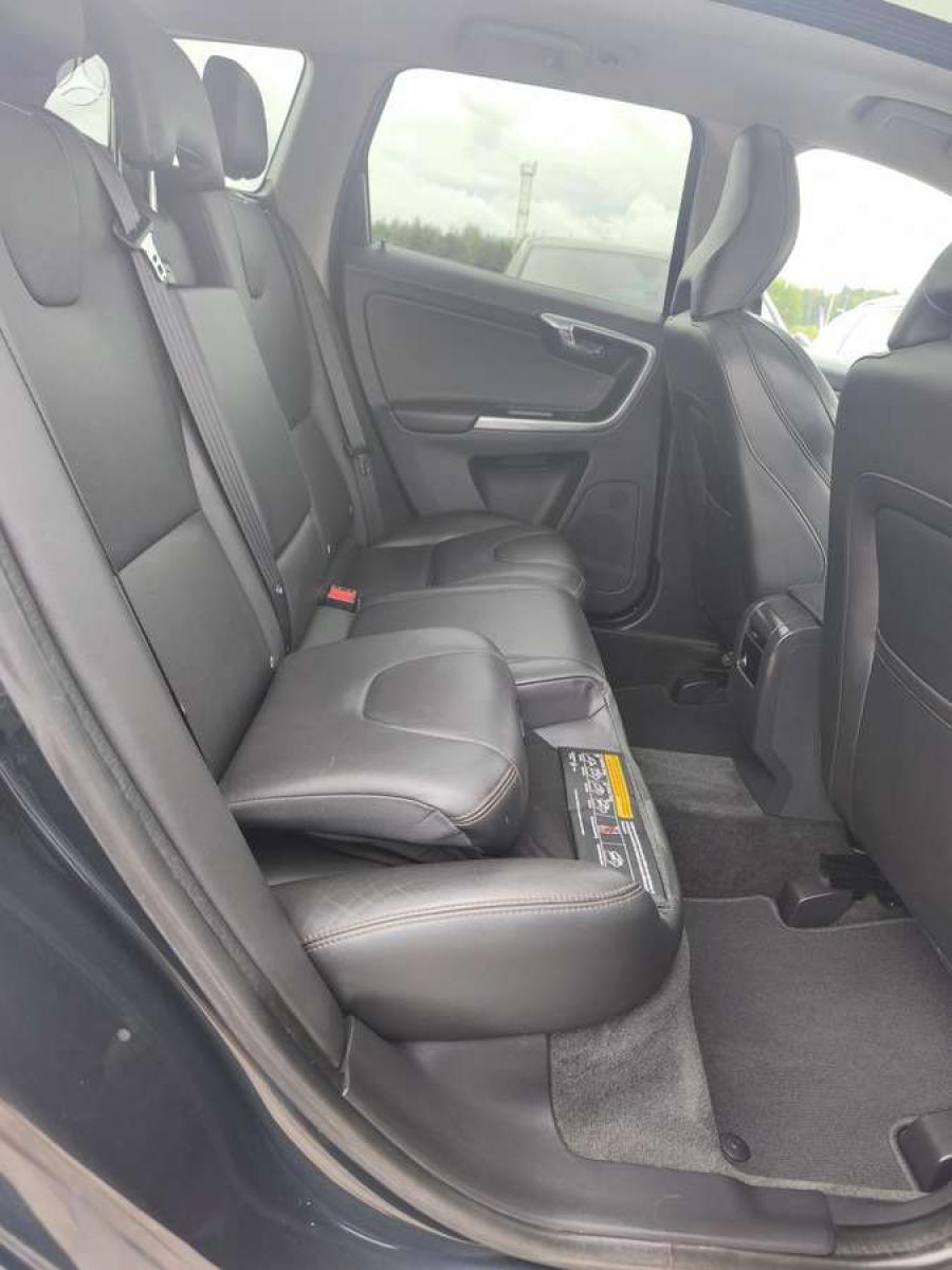 Grey Volvo XC60 2015 in Vilnius, with an engine capacity of 2.40 L and mileage of 224 thousand km for 14750 €, photo 13 on AUTOMOTO.COM.LV