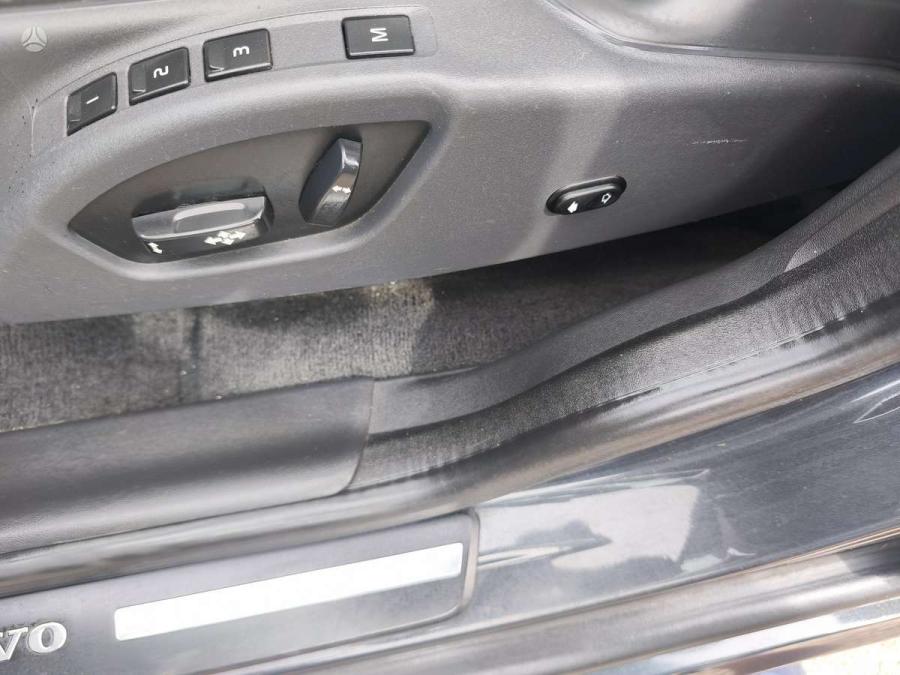 Grey Volvo XC60 2015 in Vilnius, with an engine capacity of 2.40 L and mileage of 224 thousand km for 14750 €, photo 21 on AUTOMOTO.COM.LV