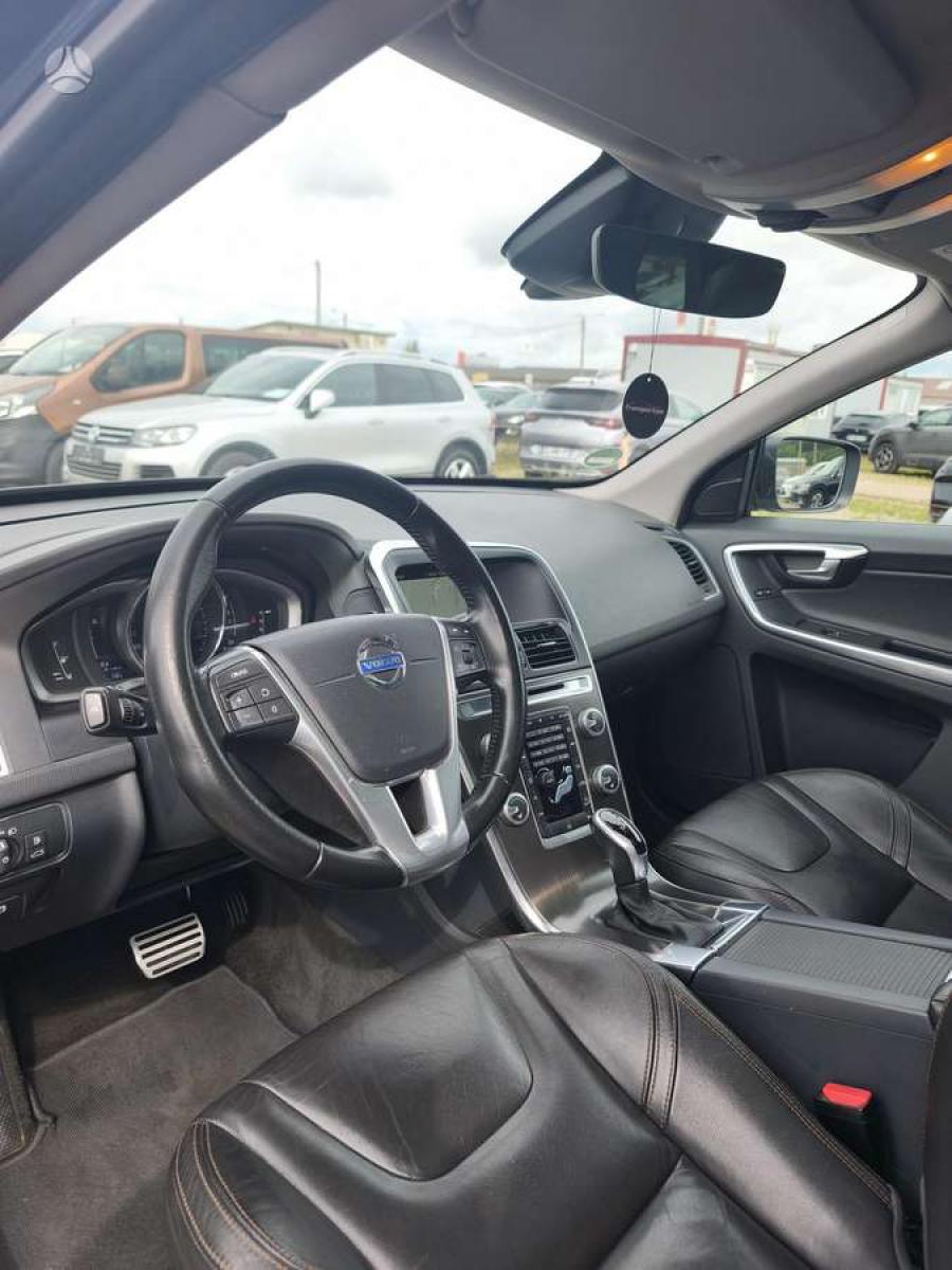 Grey Volvo XC60 2015 in Vilnius, with an engine capacity of 2.40 L and mileage of 224 thousand km for 14750 €, photo 23 on AUTOMOTO.COM.LV
