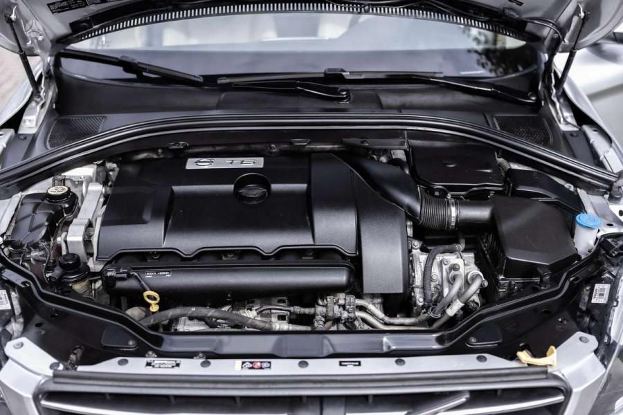Pelēks Volvo XC60 2015 Šauļi, ar dzinēja tilpumu 2.95 L un nobraukumu 146 tūkst. km par 15500 €, foto 35 vietnē AUTOMOTO.COM.LV