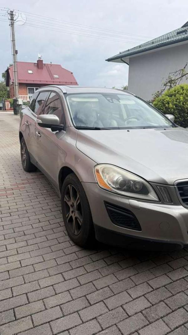 Grey Volvo XC60 2015 in Kedainiai, with an engine capacity of 2.00 L and mileage of 363 thousand km for 8999 €, photo 3 on AUTOMOTO.COM.LV