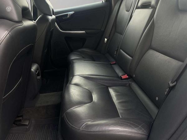 Grey Volvo XC60 2015 in Vilnius, with an engine capacity of 2.40 L and mileage of 263 thousand km for 11999 €, photo 11 on AUTOMOTO.COM.LV