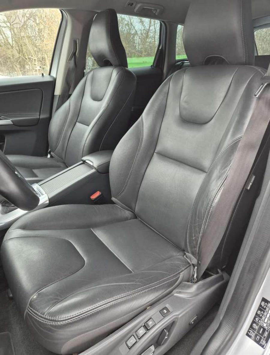 Grey Volvo XC60 2016 in Panevezys, with an engine capacity of 1.97 L and mileage of 285 thousand km for 10499 €, photo 16 on AUTOMOTO.COM.LV