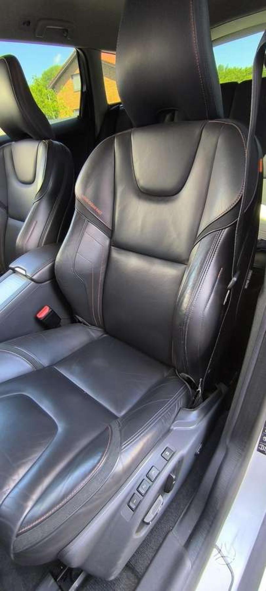 Grey Volvo XC60 2016 in Kaunas, with an engine capacity of 1.97 L and mileage of 245 thousand km for 12500 €, photo 8 on AUTOMOTO.COM.LV