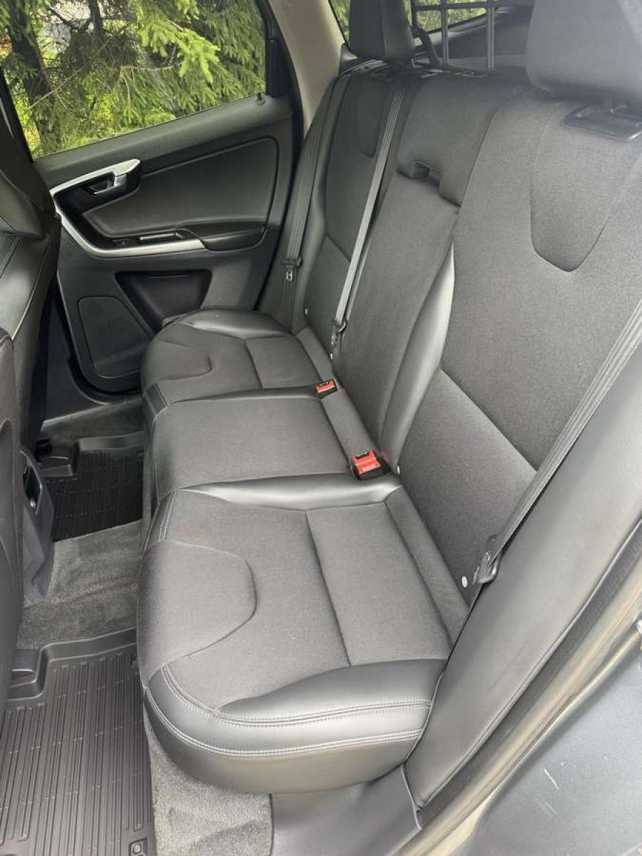 Grey Volvo XC60 2016 in Alytus, with an engine capacity of 2.00 L and mileage of 295 thousand km for 9250 €, photo 17 on AUTOMOTO.COM.LV