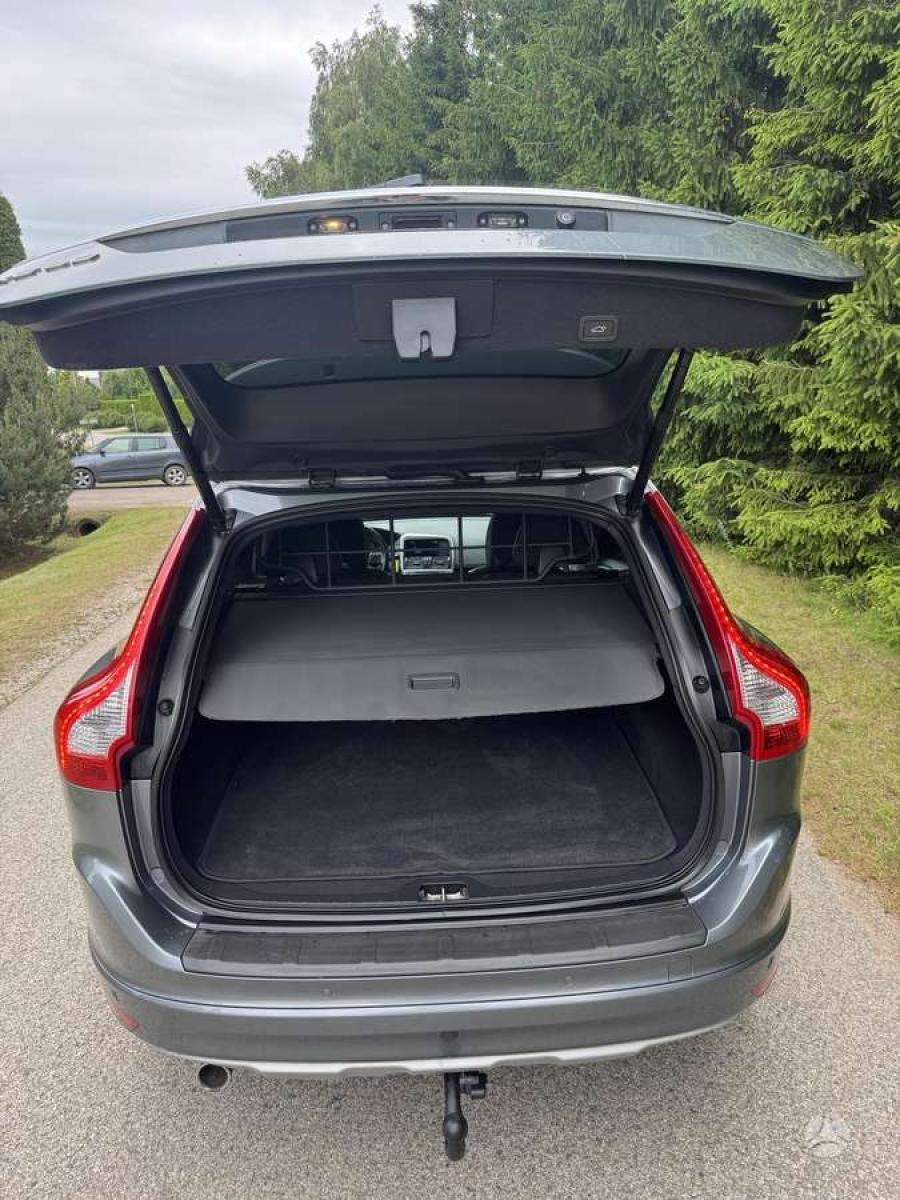 Grey Volvo XC60 2016 in Alytus, with an engine capacity of 2.00 L and mileage of 295 thousand km for 9250 €, photo 18 on AUTOMOTO.COM.LV