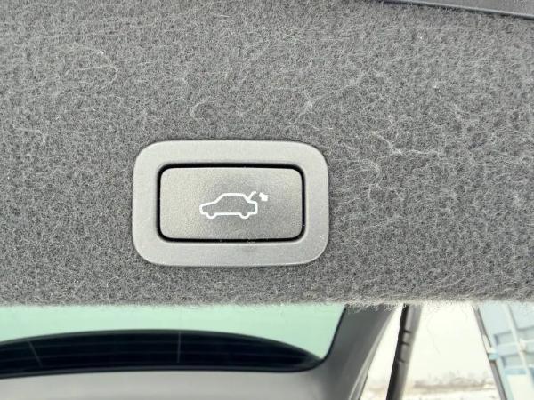 Pelēks Volvo XC60 2016 Rīga, ar dzinēja tilpumu 2.40 L un nobraukumu 275 tūkst. km par 14995 €, foto 6 vietnē AUTOMOTO.COM.LV