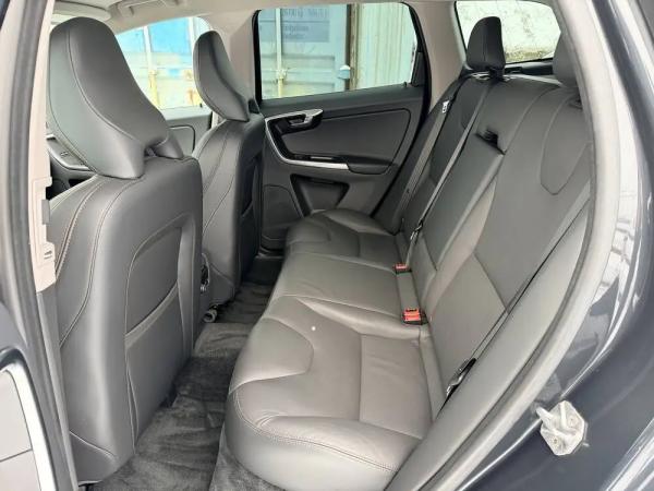 Pelēks Volvo XC60 2016 Rīga, ar dzinēja tilpumu 2.40 L un nobraukumu 275 tūkst. km par 14995 €, foto 7 vietnē AUTOMOTO.COM.LV