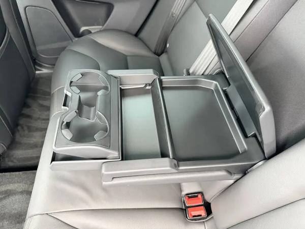 Pelēks Volvo XC60 2016 Rīga, ar dzinēja tilpumu 2.40 L un nobraukumu 275 tūkst. km par 14995 €, foto 8 vietnē AUTOMOTO.COM.LV