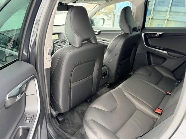 Pelēks Volvo XC60 2016 Rīga, ar dzinēja tilpumu 2.40 L un nobraukumu 275 tūkst. km par 14995 €, foto 9 vietnē AUTOMOTO.COM.LV