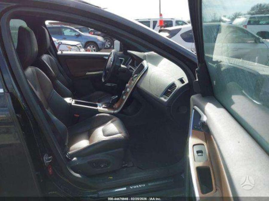 Grey Volvo XC60 2016 in Siauliai, with an engine capacity of 1.97 L and mileage of 126 thousand km for 7100 €, photo 6 on AUTOMOTO.COM.LV