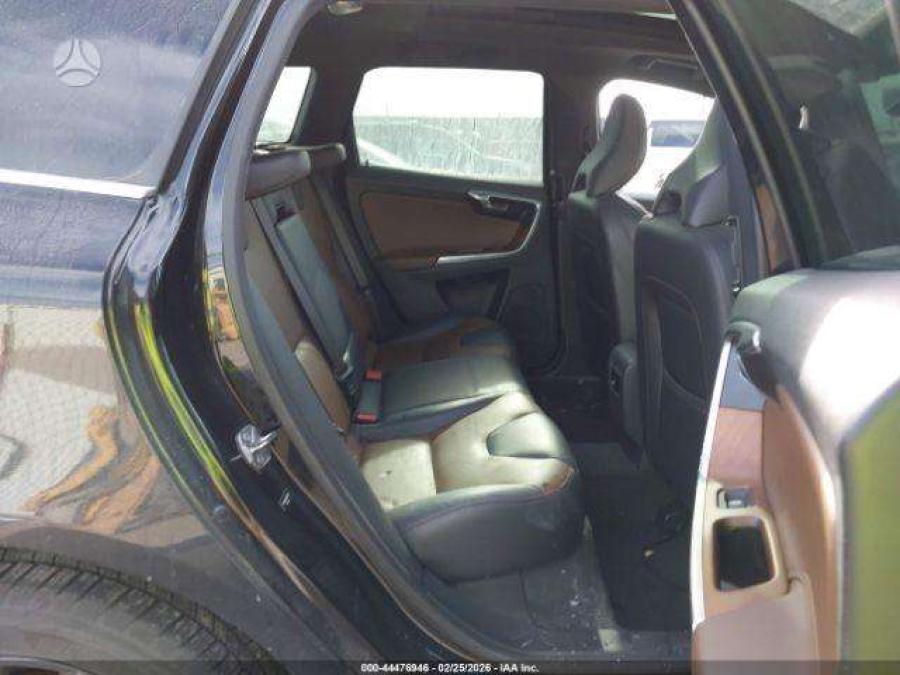 Grey Volvo XC60 2016 in Siauliai, with an engine capacity of 1.97 L and mileage of 126 thousand km for 7100 €, photo 9 on AUTOMOTO.COM.LV