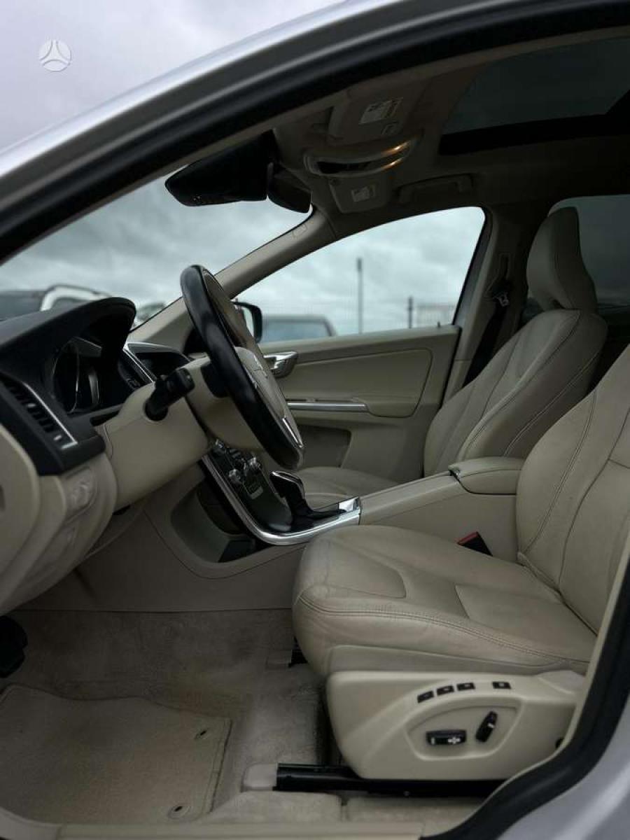 Grey Volvo XC60 2016 in Kaunas, with an engine capacity of 1.97 L and mileage of 149 thousand km for 10300 €, photo 18 on AUTOMOTO.COM.LV