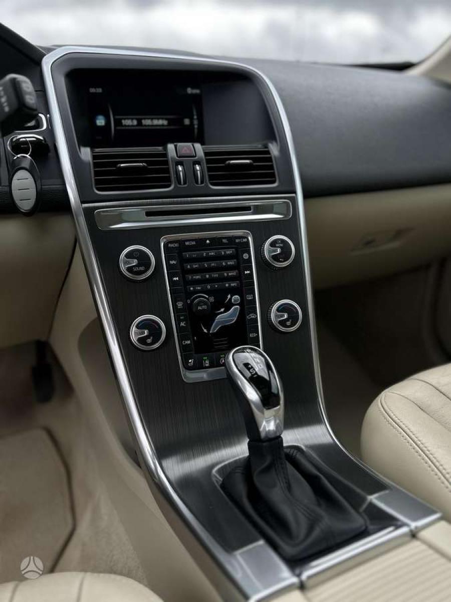 Grey Volvo XC60 2016 in Kaunas, with an engine capacity of 1.97 L and mileage of 149 thousand km for 10300 €, photo 22 on AUTOMOTO.COM.LV