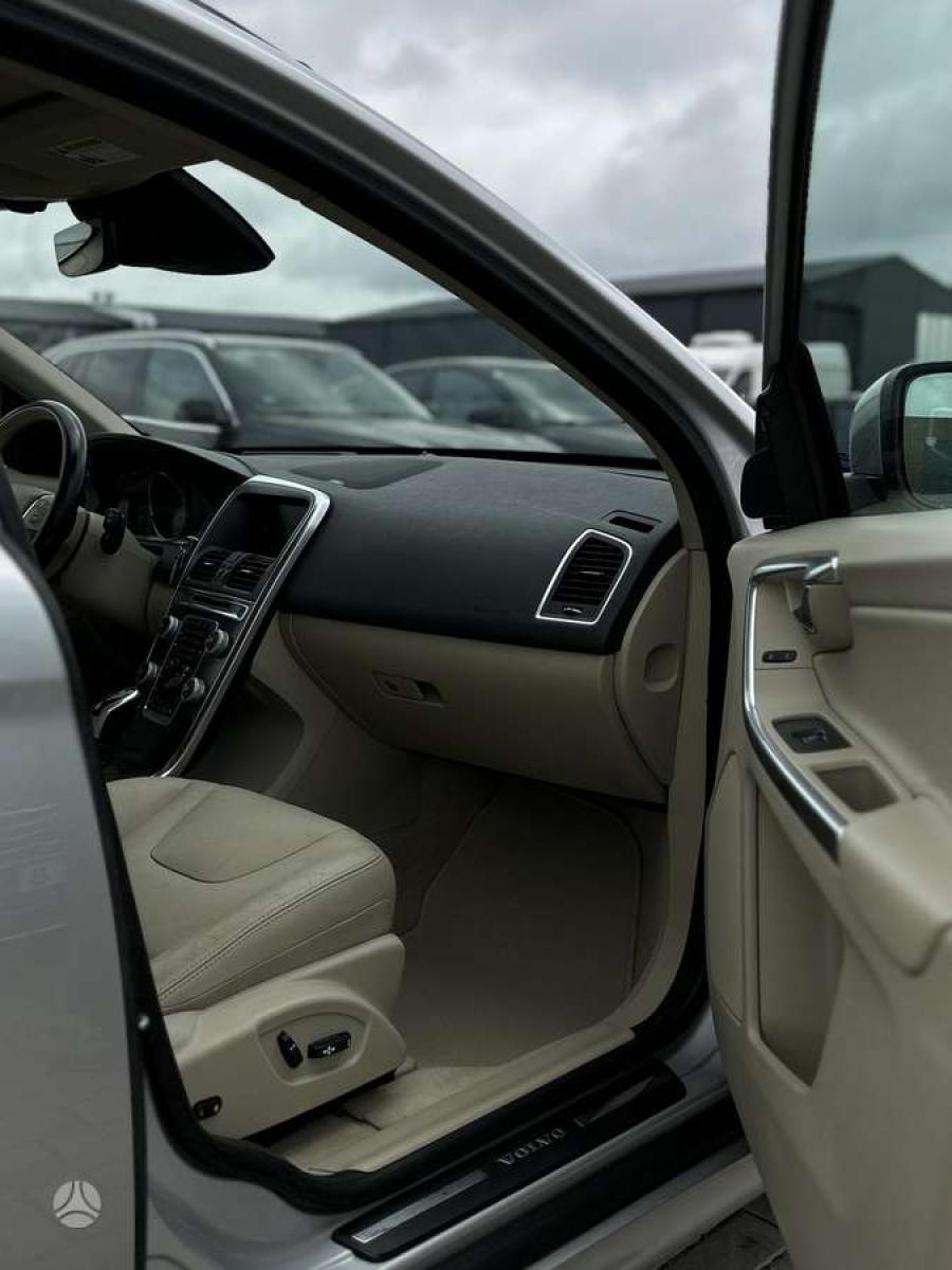 Grey Volvo XC60 2016 in Kaunas, with an engine capacity of 1.97 L and mileage of 149 thousand km for 10300 €, photo 32 on AUTOMOTO.COM.LV