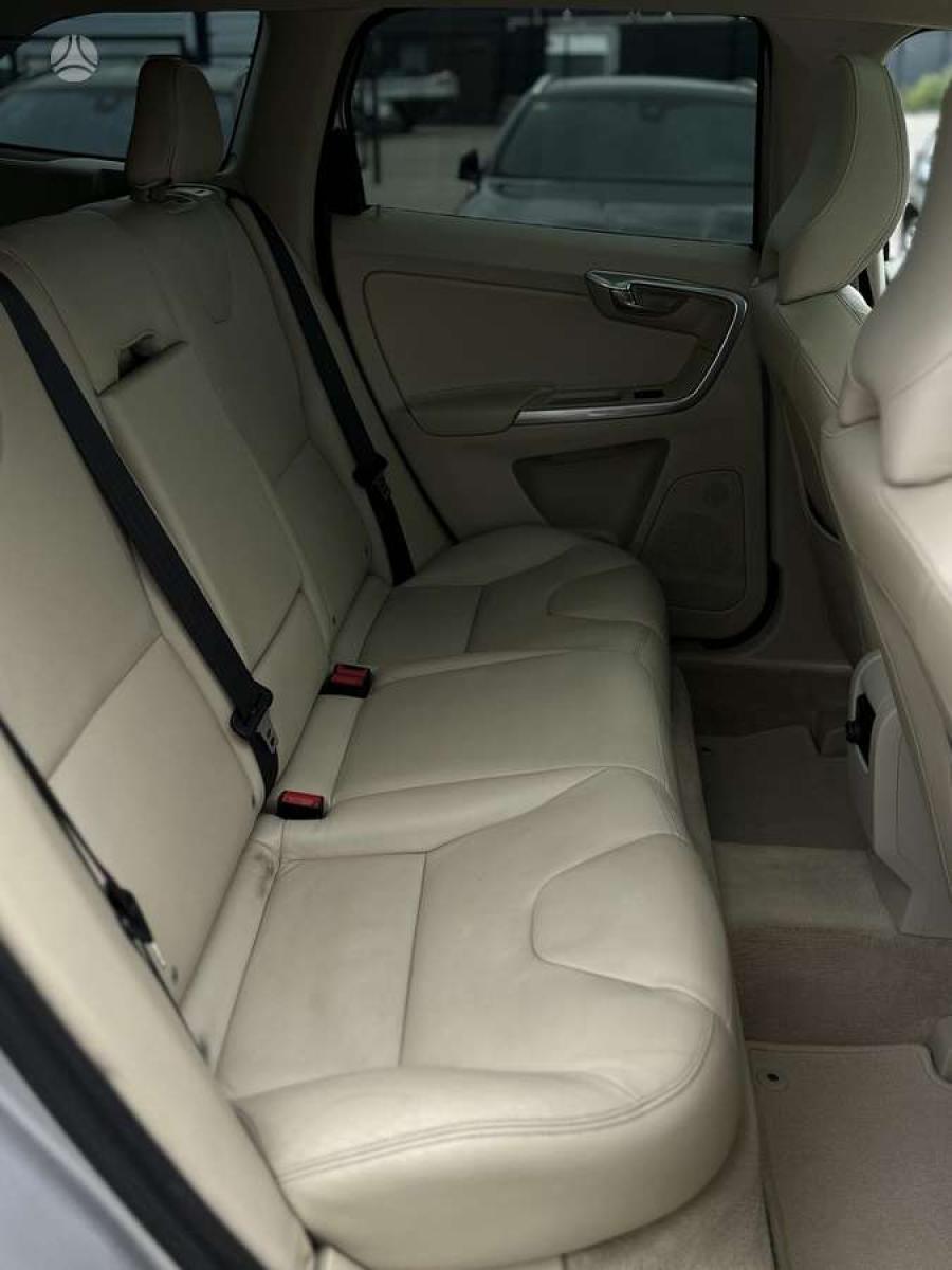 Grey Volvo XC60 2016 in Kaunas, with an engine capacity of 1.97 L and mileage of 149 thousand km for 10300 €, photo 38 on AUTOMOTO.COM.LV