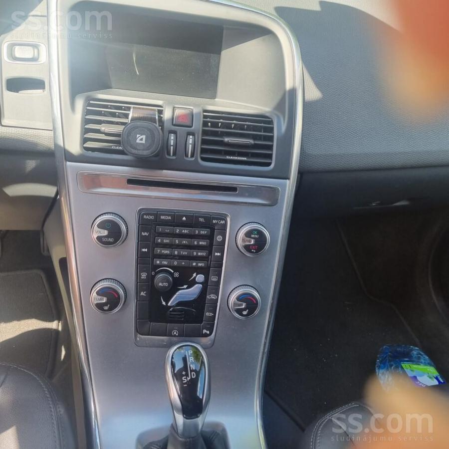 Pelēks Volvo XC60 2016 Rīga, ar dzinēja tilpumu 2.00 L un nobraukumu 215 tūkst. km par 10500 €, foto 9 vietnē AUTOMOTO.COM.LV