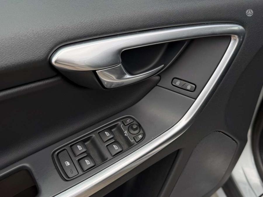 Pelēks Volvo XC60 2016 Utena, ar dzinēja tilpumu 2.40 L un nobraukumu 300 tūkst. km par 14450 €, foto 22 vietnē AUTOMOTO.COM.LV