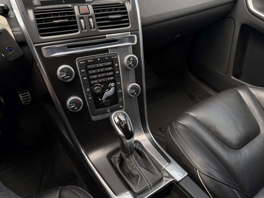 Pelēks Volvo XC60 2016 Utena, ar dzinēja tilpumu 2.40 L un nobraukumu 300 tūkst. km par 14450 €, foto 26 vietnē AUTOMOTO.COM.LV