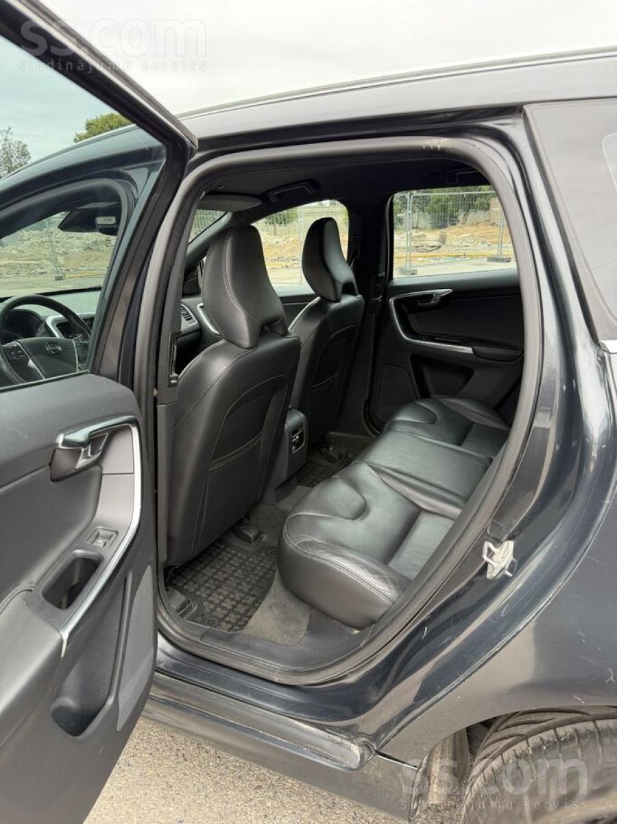 Grey Volvo XC60 2016 in Riga, with an engine capacity of 2.00 L and mileage of 189 thousand km for 10000 €, photo 12 on AUTOMOTO.COM.LV