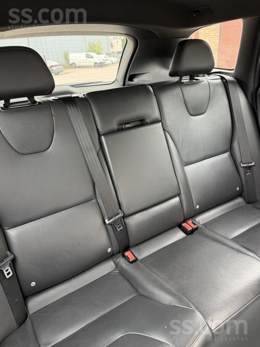 Grey Volvo XC60 2016 in Riga, with an engine capacity of 2.00 L and mileage of 189 thousand km for 10000 €, photo 17 on AUTOMOTO.COM.LV