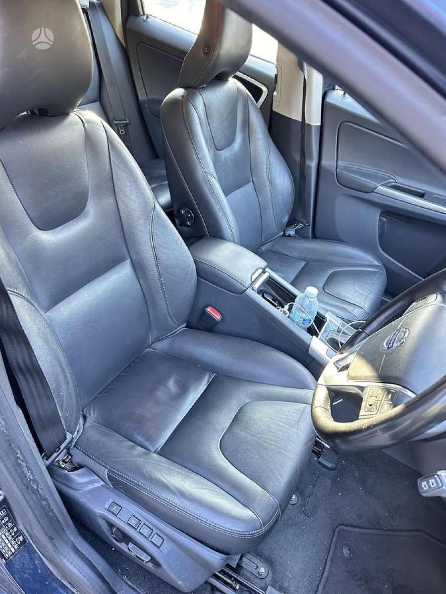 Grey Volvo XC60 2016 in Pakruojis, with an engine capacity of 2.40 L and mileage of 278 thousand km for 4800 €, photo 10 on AUTOMOTO.COM.LV