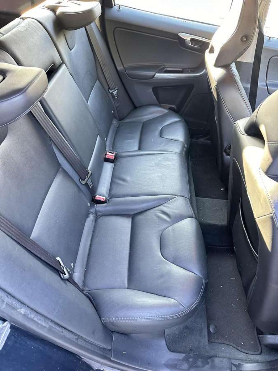 Grey Volvo XC60 2016 in Pakruojis, with an engine capacity of 2.40 L and mileage of 278 thousand km for 4800 €, photo 11 on AUTOMOTO.COM.LV