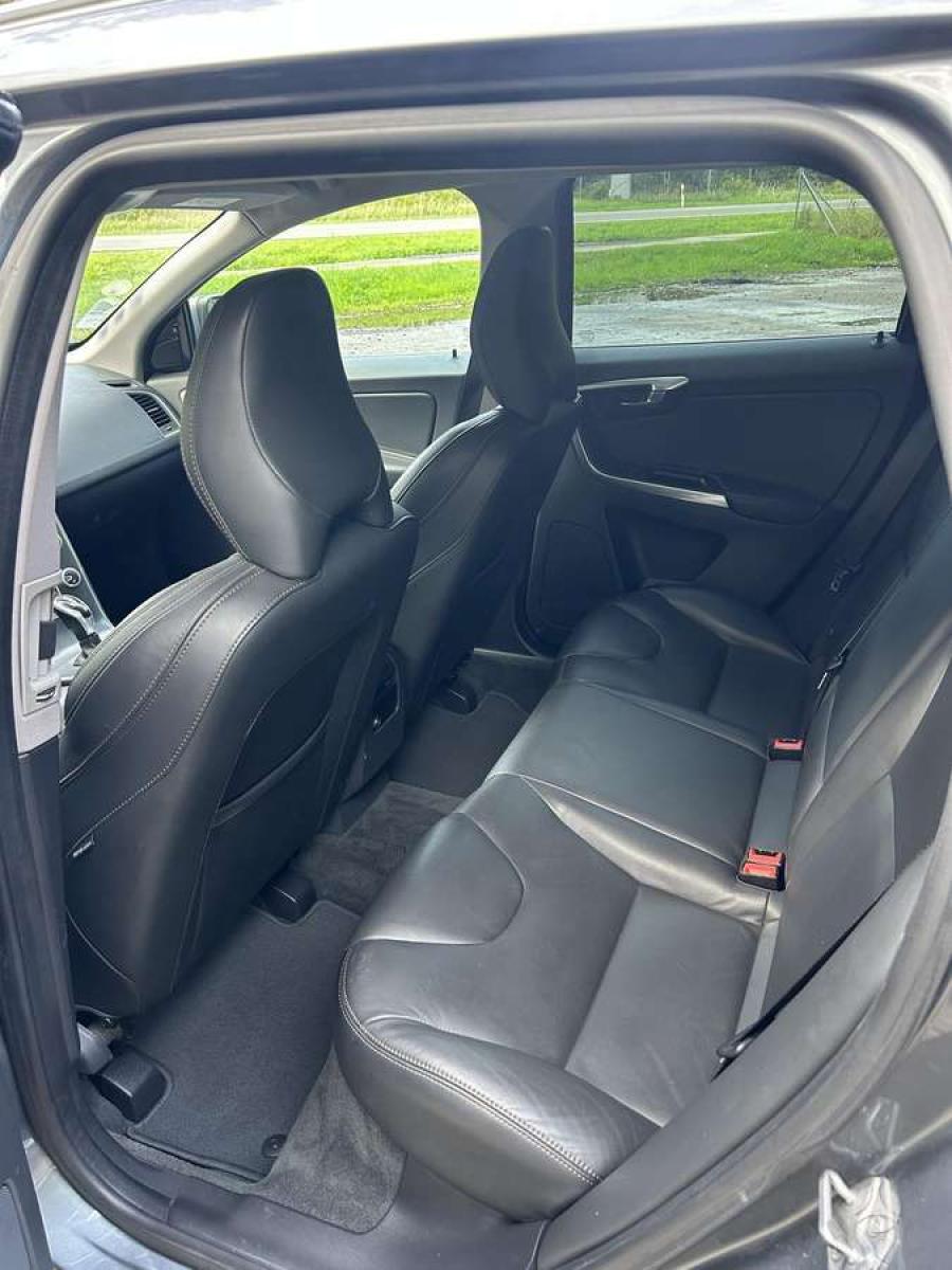 Pelēks Volvo XC60 2016 Tauragė, ar dzinēja tilpumu 2.40 L un nobraukumu 300 tūkst. km par 12450 €, foto 14 vietnē AUTOMOTO.COM.LV