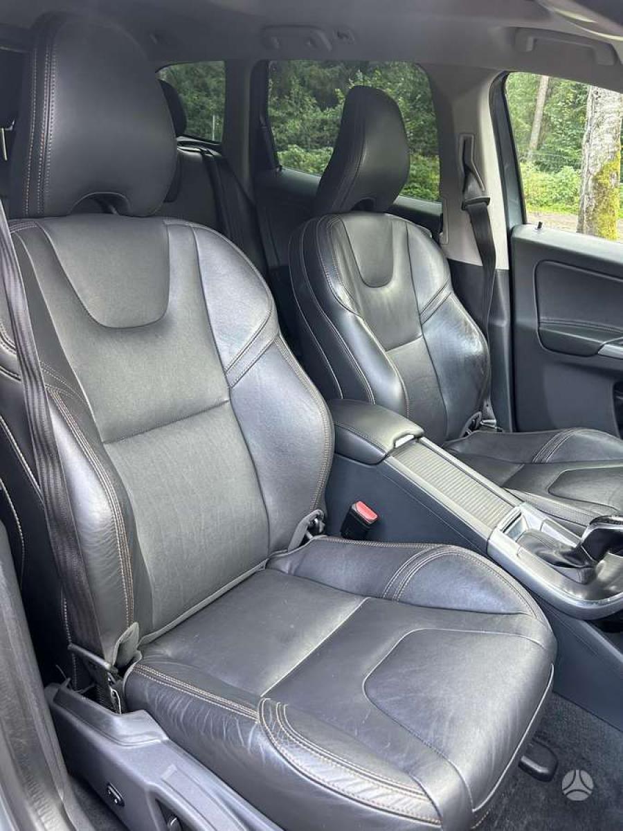 Pelēks Volvo XC60 2016 Tauragė, ar dzinēja tilpumu 2.40 L un nobraukumu 300 tūkst. km par 12450 €, foto 18 vietnē AUTOMOTO.COM.LV