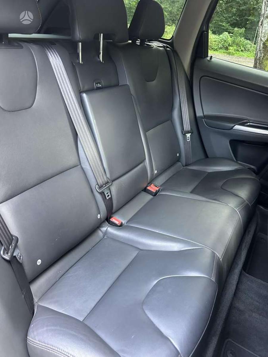 Pelēks Volvo XC60 2016 Tauragė, ar dzinēja tilpumu 2.40 L un nobraukumu 300 tūkst. km par 12450 €, foto 19 vietnē AUTOMOTO.COM.LV