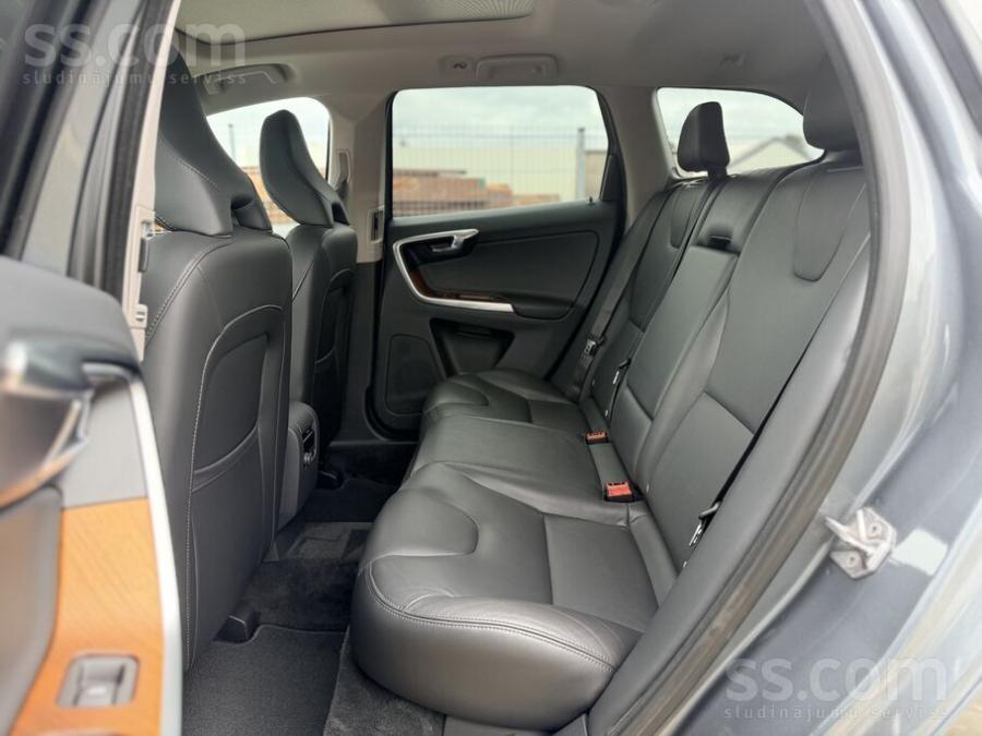 Grey Volvo XC60 2016 in Riga, with an engine capacity of 2.40 L and mileage of 195 thousand km for 15995 €, photo 8 on AUTOMOTO.COM.LV