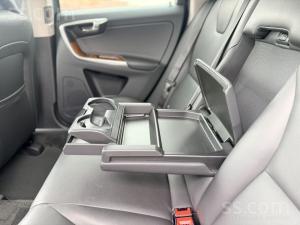 Grey Volvo XC60 2016 in Riga, with an engine capacity of 2.40 L and mileage of 195 thousand km for 15995 €, photo 9 on AUTOMOTO.COM.LV