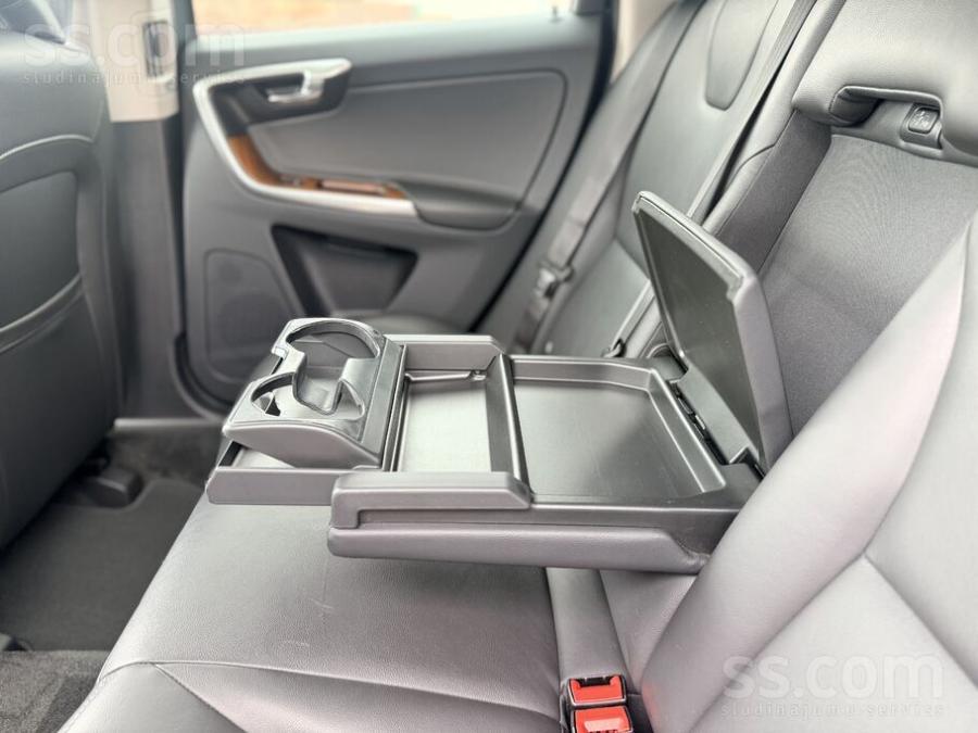 Grey Volvo XC60 2016 in Riga, with an engine capacity of 2.40 L and mileage of 195 thousand km for 15995 €, photo 9 on AUTOMOTO.COM.LV