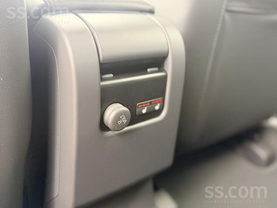 Grey Volvo XC60 2016 in Riga, with an engine capacity of 2.40 L and mileage of 195 thousand km for 15995 €, photo 10 on AUTOMOTO.COM.LV