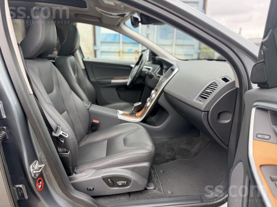 Grey Volvo XC60 2016 in Riga, with an engine capacity of 2.40 L and mileage of 195 thousand km for 15995 €, photo 32 on AUTOMOTO.COM.LV