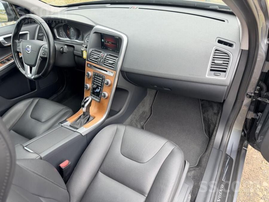 Grey Volvo XC60 2016 in Riga, with an engine capacity of 2.40 L and mileage of 195 thousand km for 15995 €, photo 33 on AUTOMOTO.COM.LV
