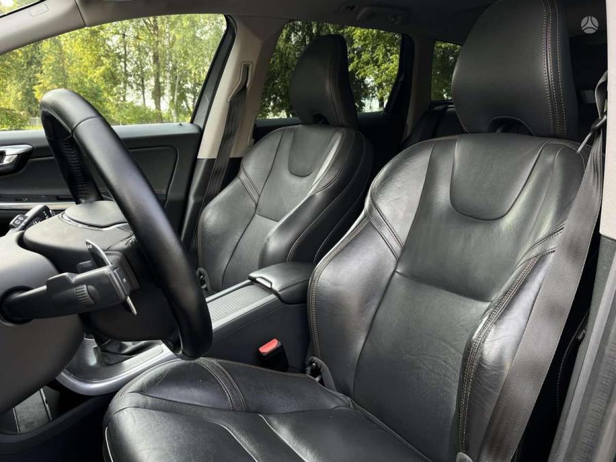 Grey Volvo XC60 2016 in Taurage, with an engine capacity of 2.40 L and mileage of 325 thousand km for 11450 €, photo 10 on AUTOMOTO.COM.LV