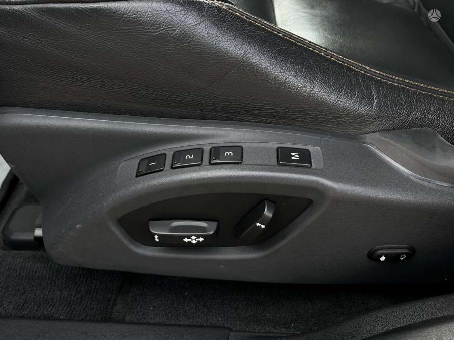 Grey Volvo XC60 2016 in Taurage, with an engine capacity of 2.40 L and mileage of 325 thousand km for 11450 €, photo 11 on AUTOMOTO.COM.LV