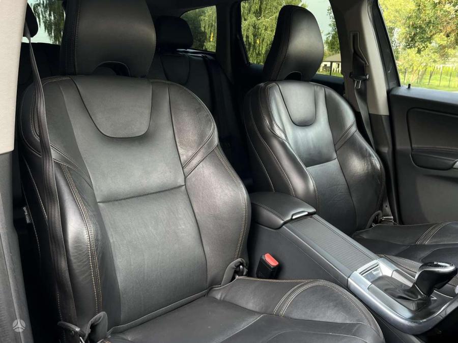 Grey Volvo XC60 2016 in Taurage, with an engine capacity of 2.40 L and mileage of 325 thousand km for 11450 €, photo 12 on AUTOMOTO.COM.LV