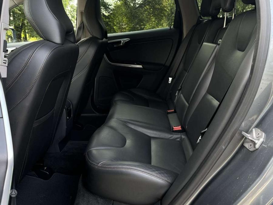 Grey Volvo XC60 2016 in Taurage, with an engine capacity of 2.40 L and mileage of 325 thousand km for 11450 €, photo 14 on AUTOMOTO.COM.LV